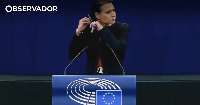 Eurodeputada sueca corta cabelo no plenário em solidariedade com ... Eurodeputada sueca corta cabelo no plenário em solidariedade com ...