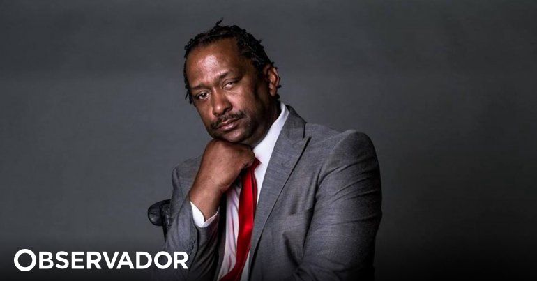 O negro James Hart Stern conseguiu chegar à liderança de um grupo neo ...
